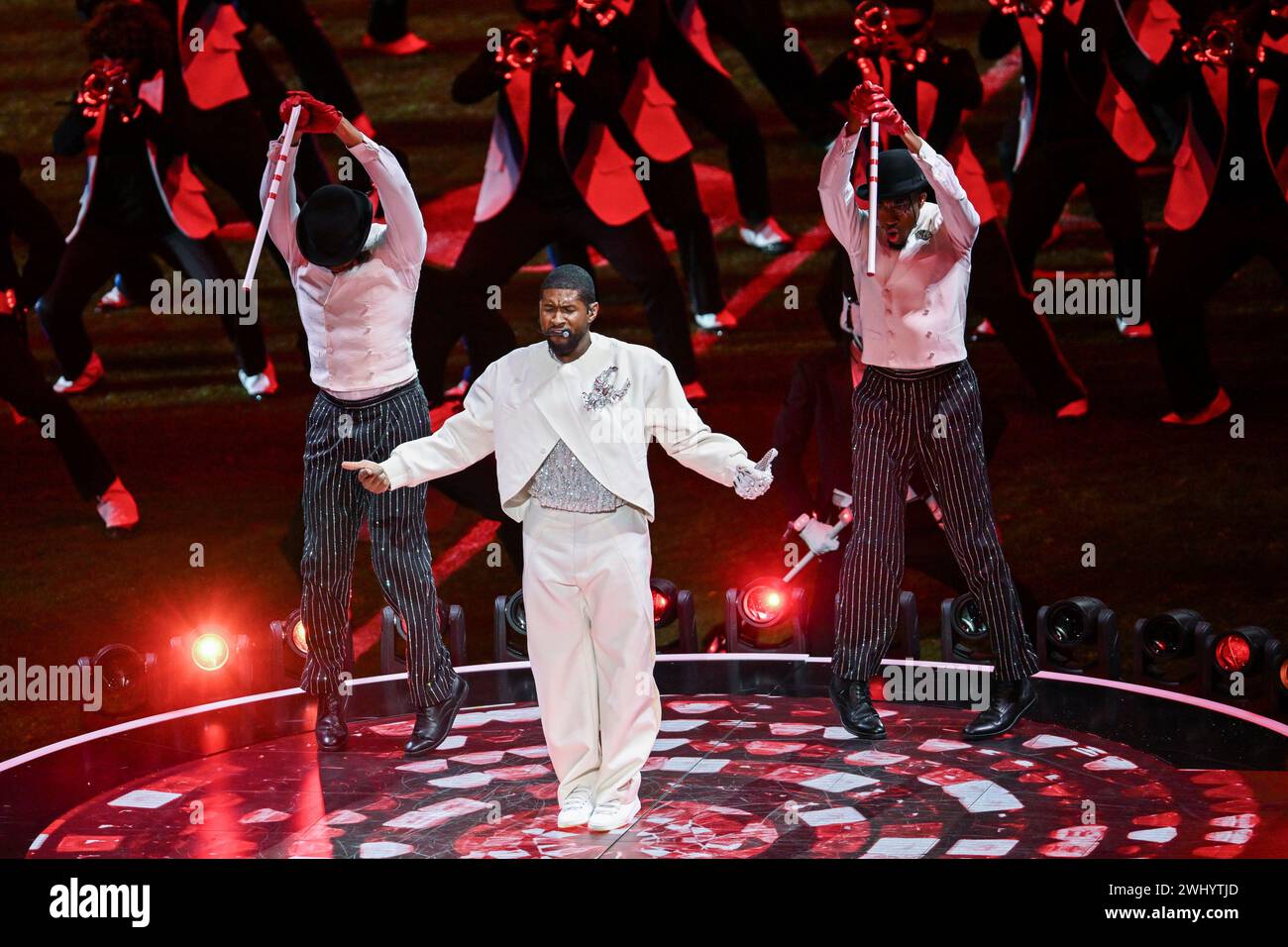 Usher si esibisce durante l'Apple Music Halftime Show al Super Bowl ...