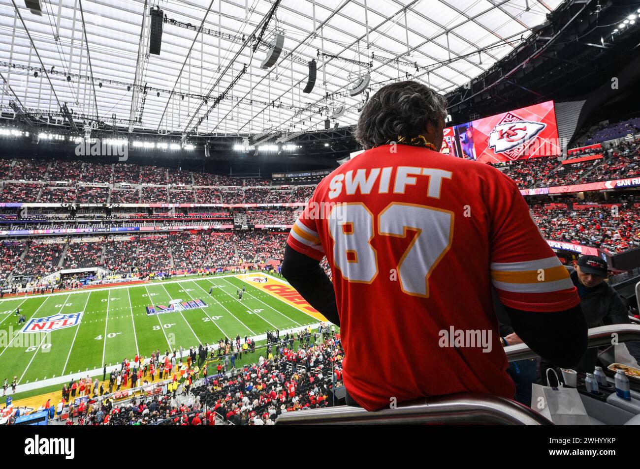 Un fan che indossa una maglia "Taylor Swift" al Super Bowl LVIII tra ...