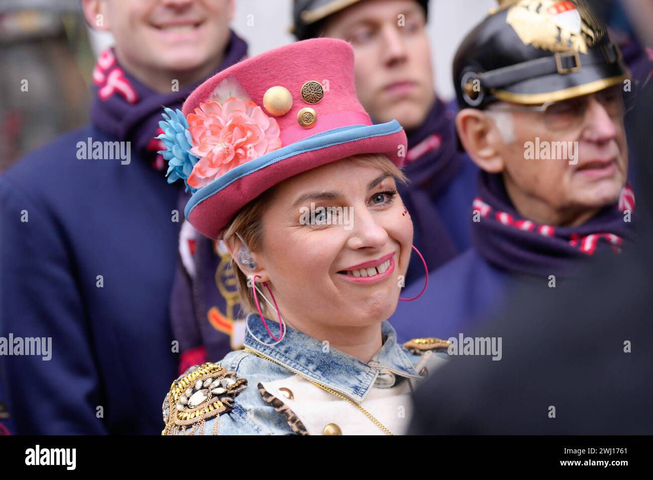 Koelner Karneval, Rosenmontagszug 2024 Moderatorin Sabine Heinrich gut ...
