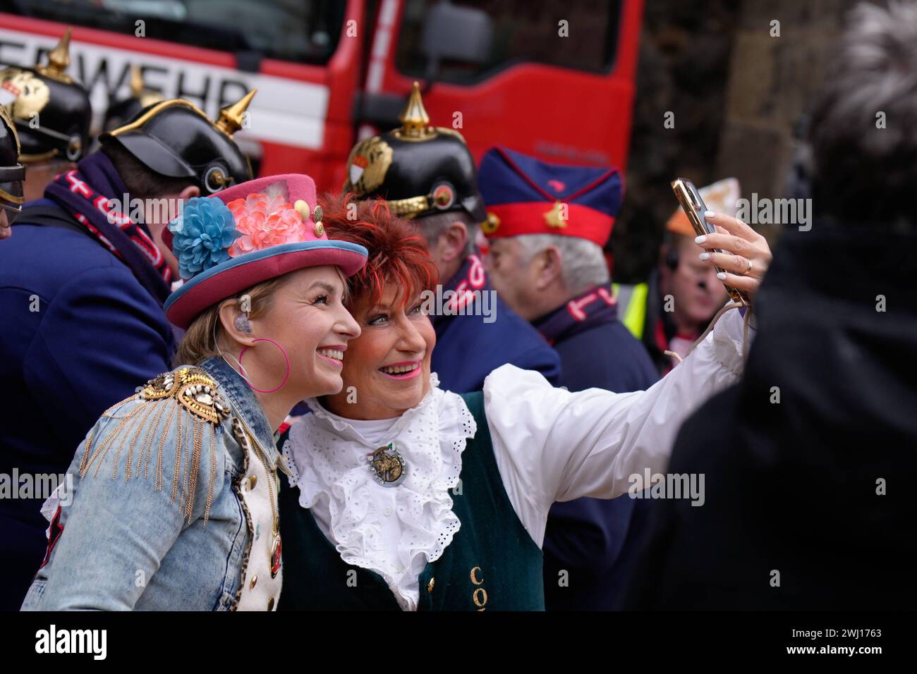 Koelner Karneval, Rosenmontagszug 2024 Moderatorin Sabine Heinrich ...
