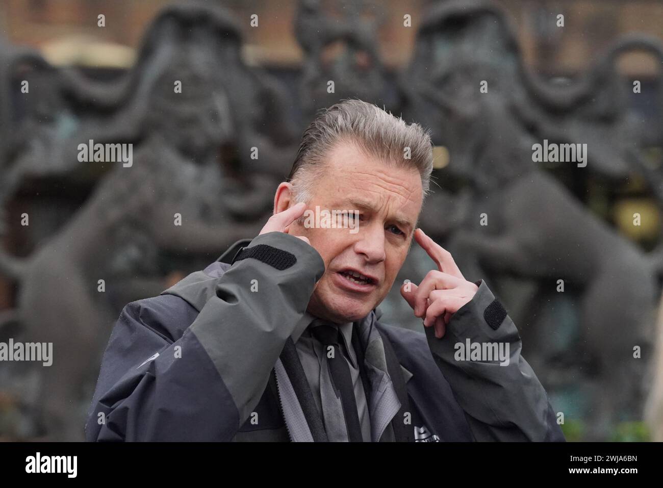 Il presentatore della BBC Chris Packham parla ai media fuori Isleworth ...