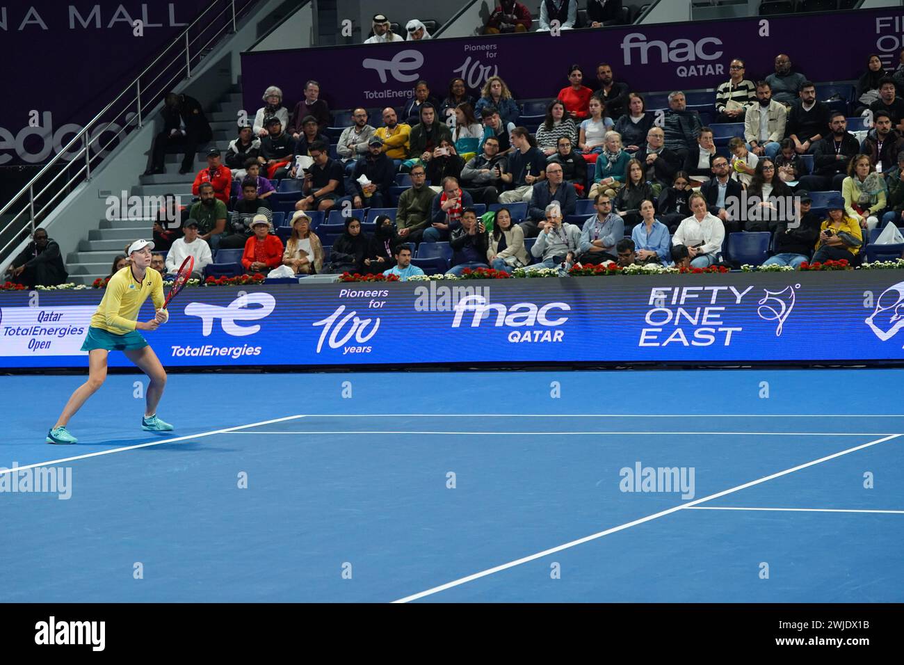 Elena Rybakina aspetta con ansia che il suo avversario serva durante il ...