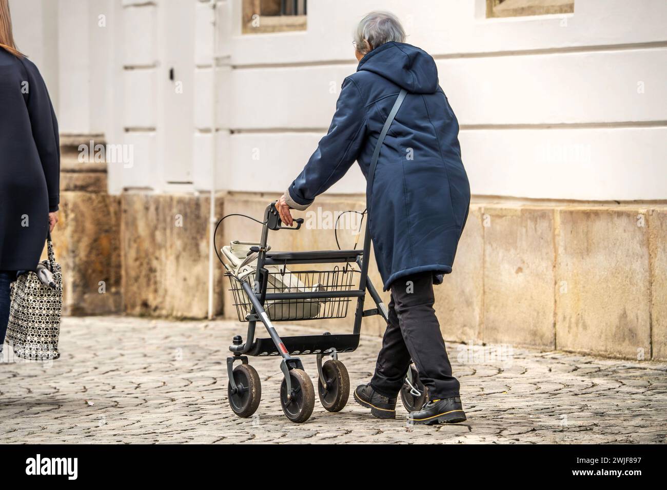 alte Frau mit Rollator in der Altstadt unterwegs, Landshut, febbraio ...