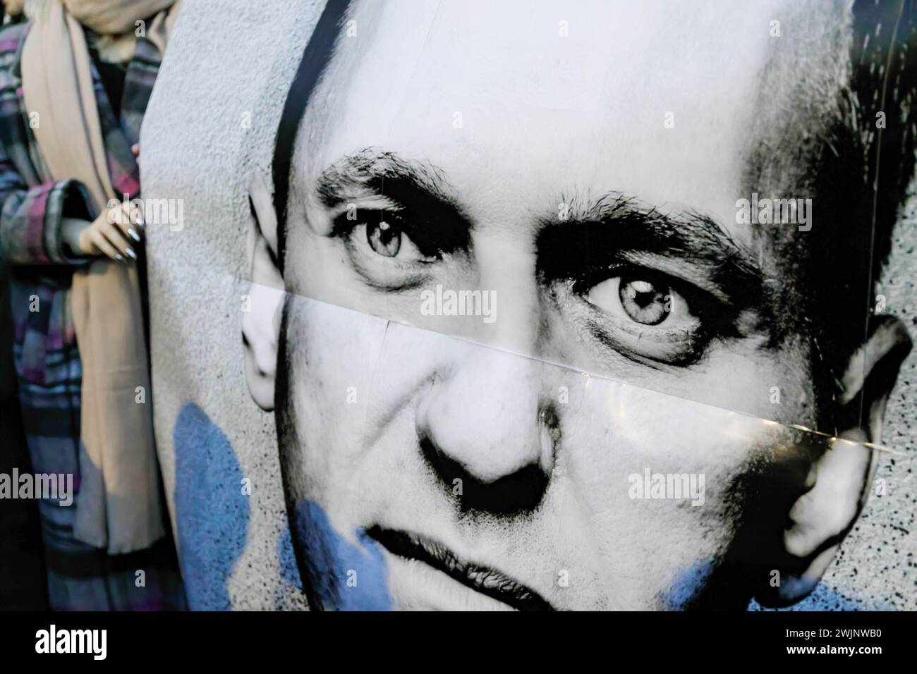 Un poster con il ritratto di Alexei Navalny è visto di fronte all ...