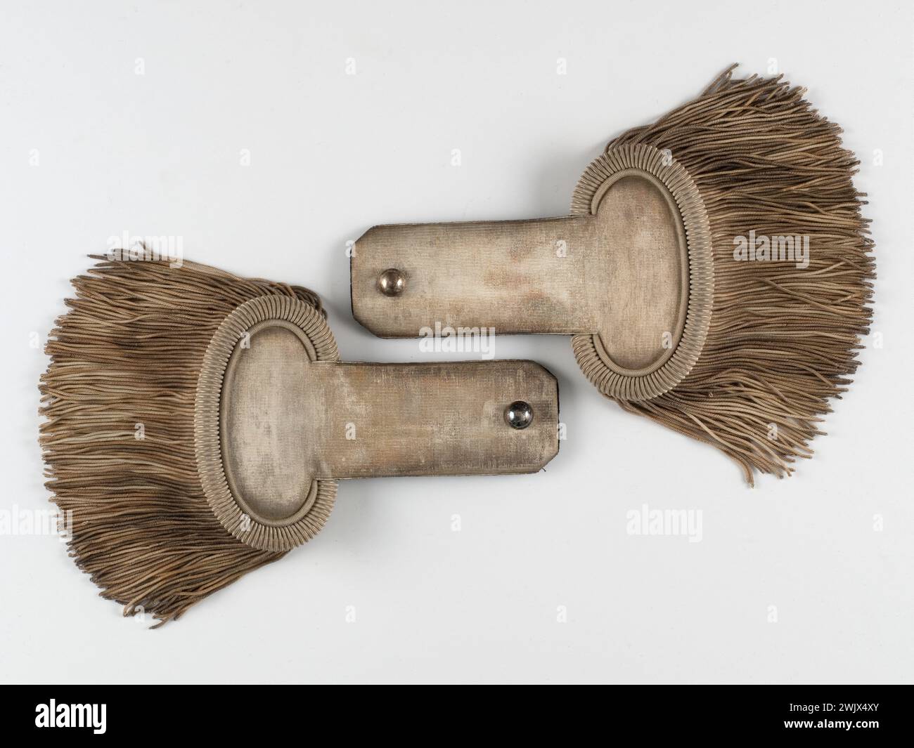 Coppia di spalle parigi immagini e fotografie stock ad alta risoluzione ...