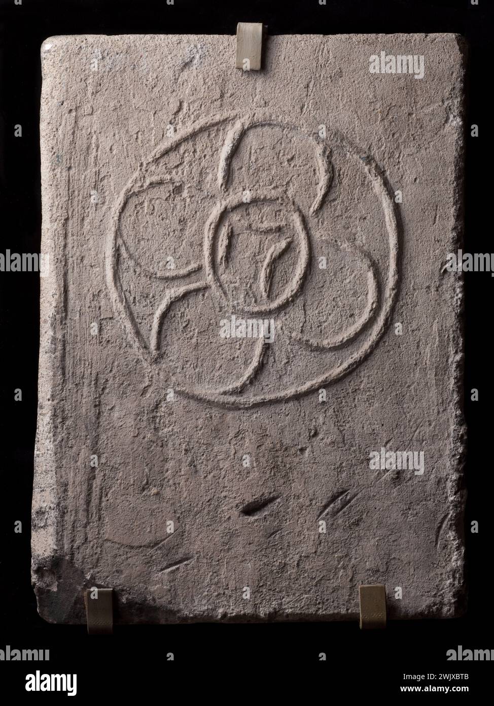 Anonimo (Francia). Pannello del piede del sarcofago, schema di cinque ...