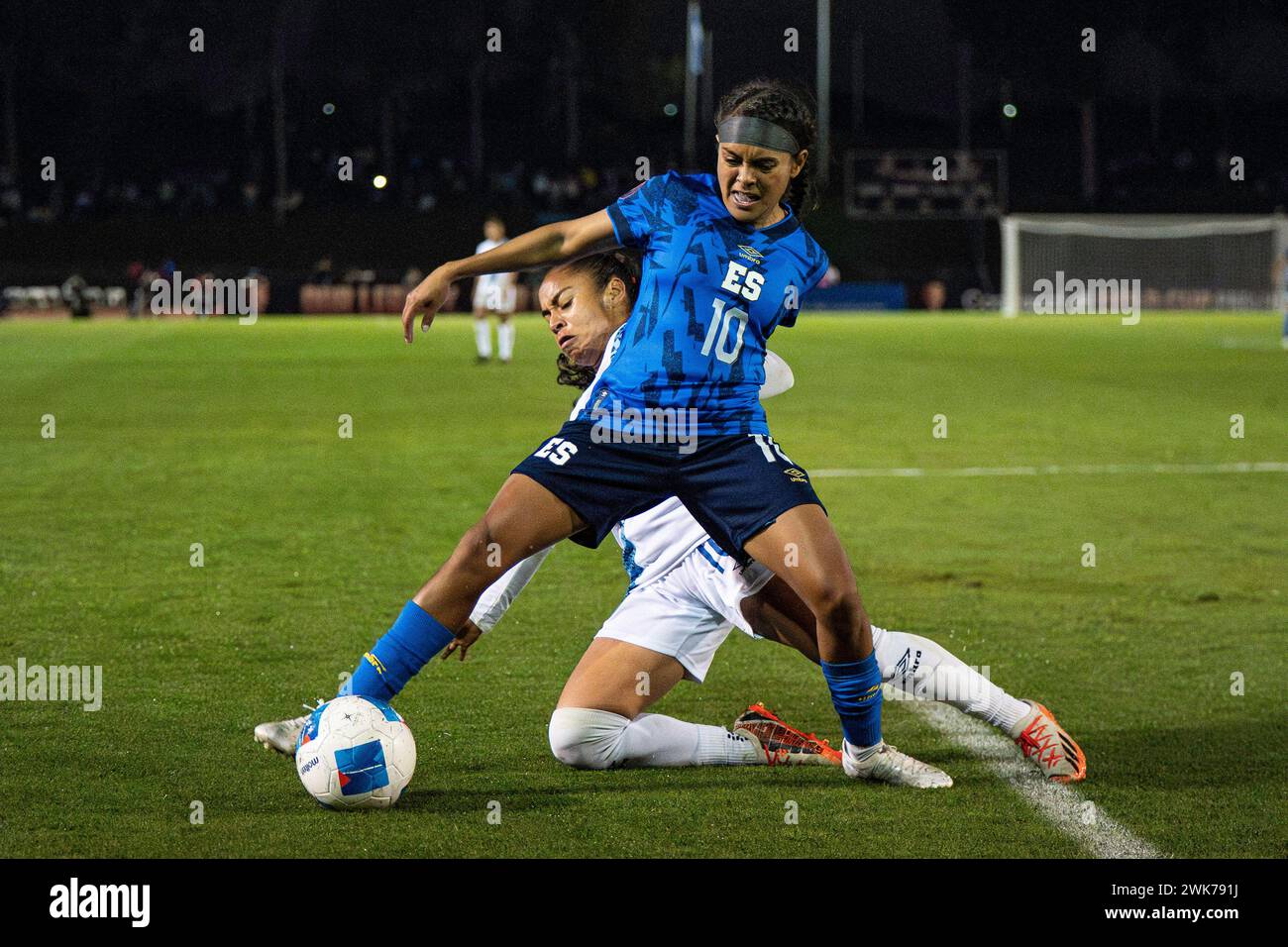 L'attaccante di El Salvador Brenda Ceren (10) è fregata dal difensore ...
