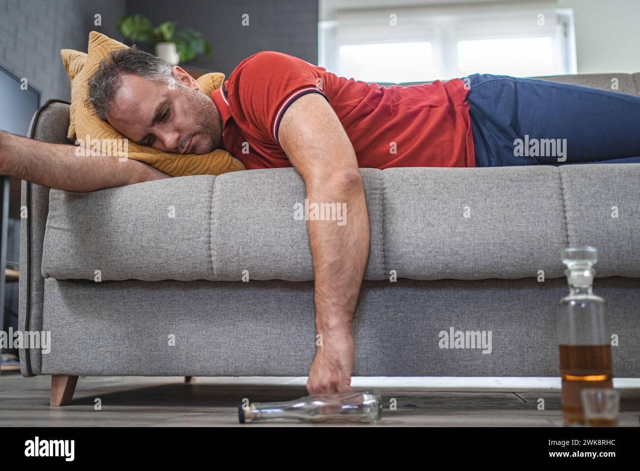 Drunk man sleeping immagini e fotografie stock ad alta risoluzione - Alamy