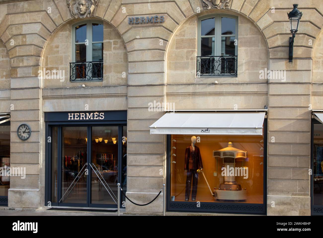 Negozio di abbigliamento di lusso parigi vetrine immagini e fotografie ...