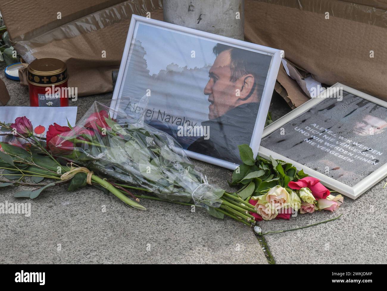 Trauer um Alexey Nawalny- Kerzen, Bilder , Blumen , letzte Gruesse ...