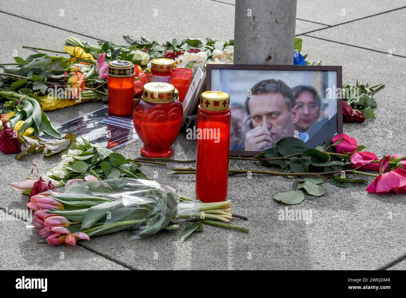 Trauer um Alexey Nawalny- Kerzen, Bilder , Blumen , letzte Gruesse ...