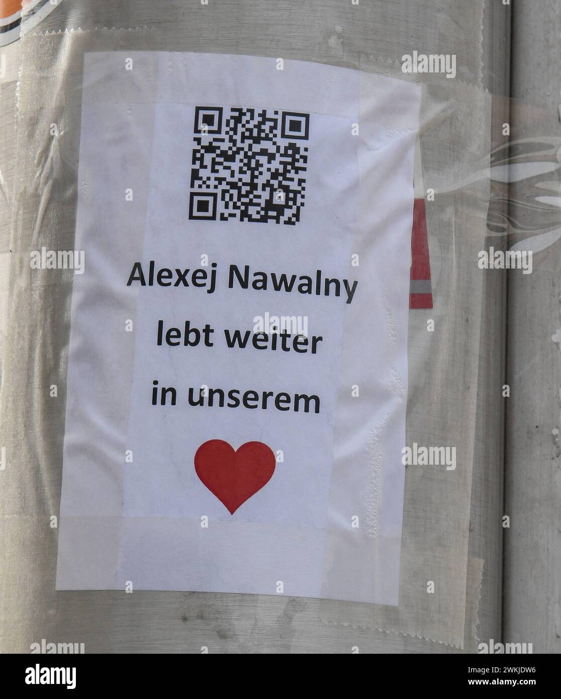 Trauer um Alexey Nawalny- Aufkleber an einem Laternenmast tun Freiburg ...