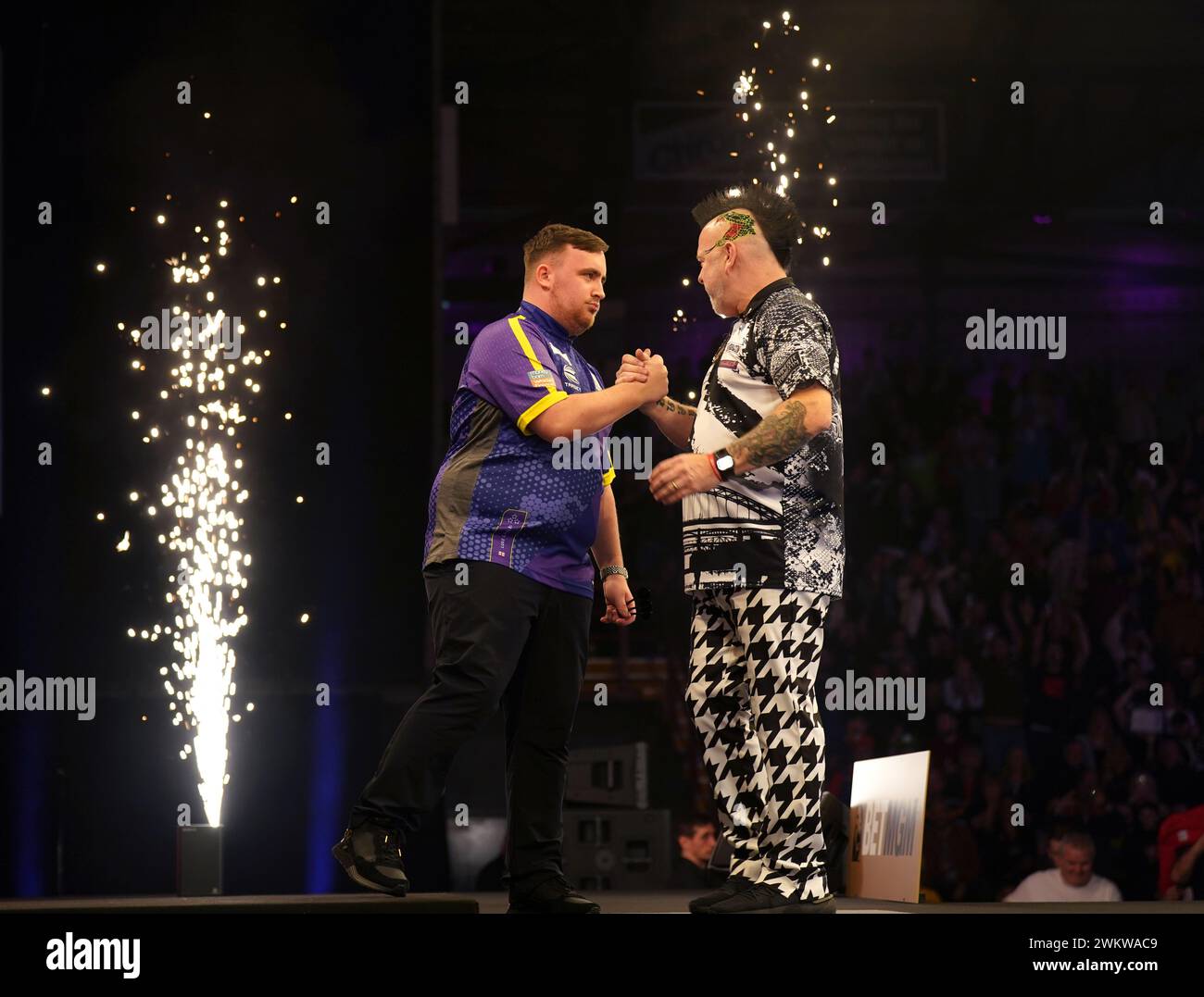 Luke Littler stringe la mano a Peter Wright dopo la vittoria durante la ...