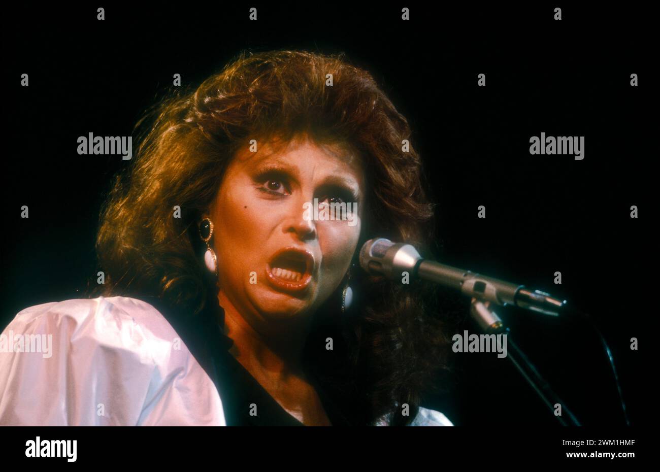 Cantante angela immagini e fotografie stock ad alta risoluzione - Alamy