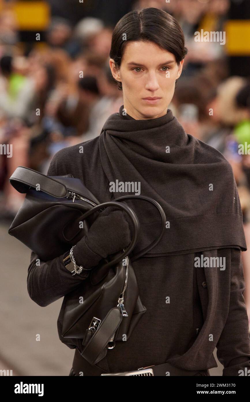 Una modella cammina in passerella durante la sfilata Tod's alla Milano ...