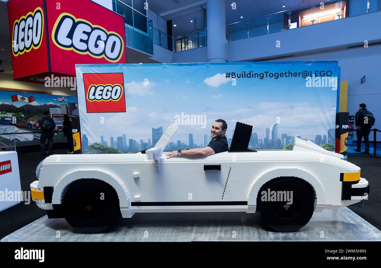 Toronto, Canada. 23 febbraio 2024. Un uomo posa per le foto con un'auto ...