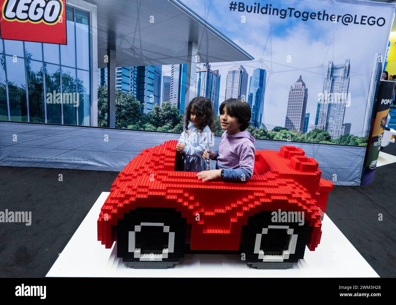 Toronto, Canada. 23 febbraio 2024. I bambini posano per le foto con un ...