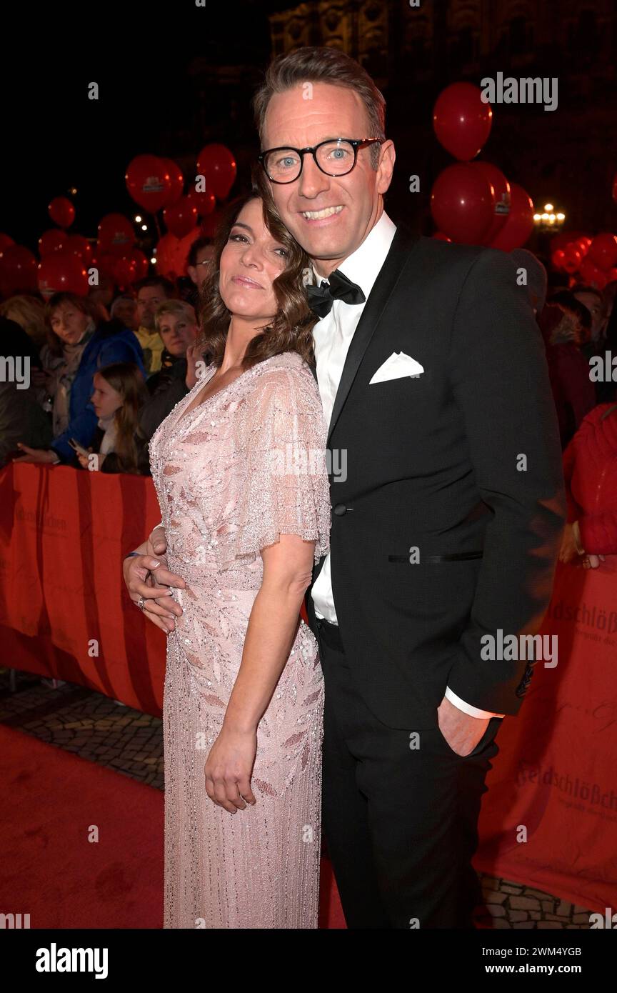 Ana Plasencia e Peter Imhof beim 16. SemperOpernball 2024 in der Semper ...