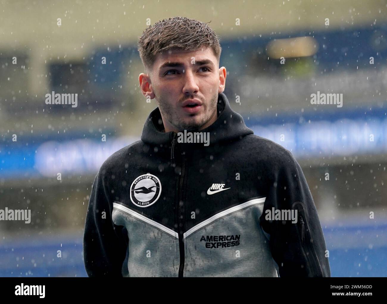 Billy Gilmour di Brighton e Hove Albion arriva a terra prima della ...