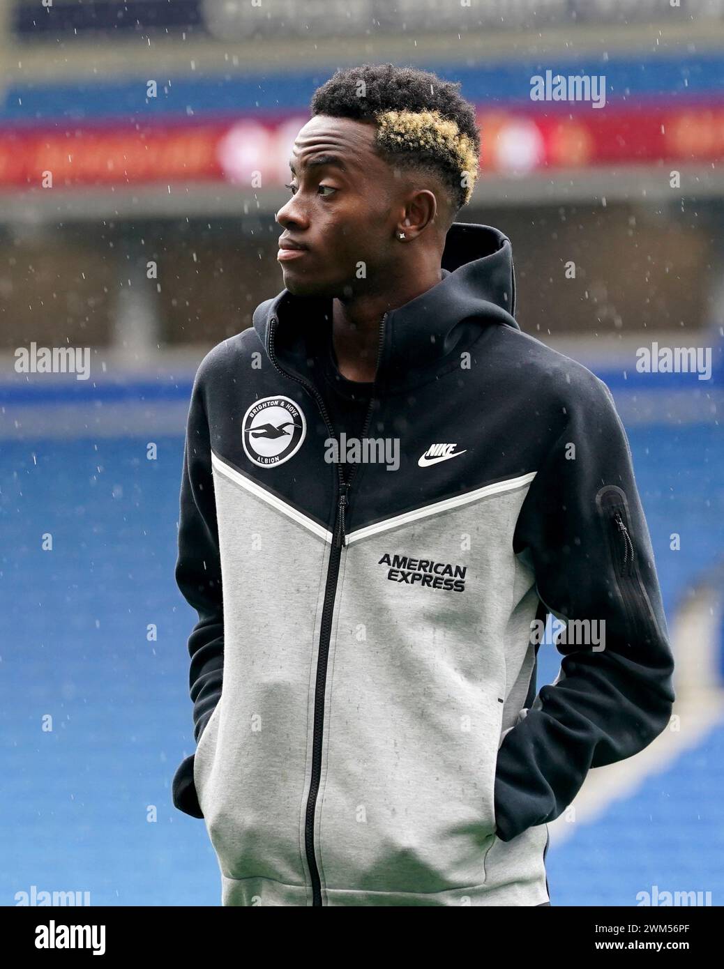 Simon Adingra di Brighton e Hove Albion arriva a terra prima della ...