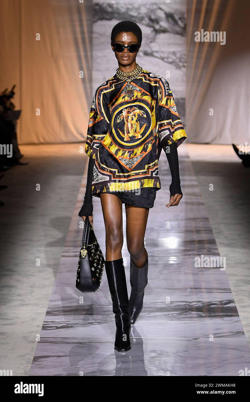 Una modella cammina in passerella alla sfilata Roberto cavalli durante ...