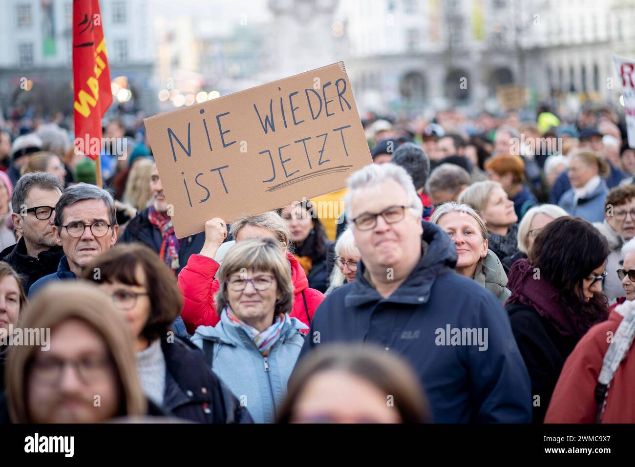 Linz, Österreich. 25. Febbraio 2024. Schild Nie wieder ist jetzt bei Demonstration und ...