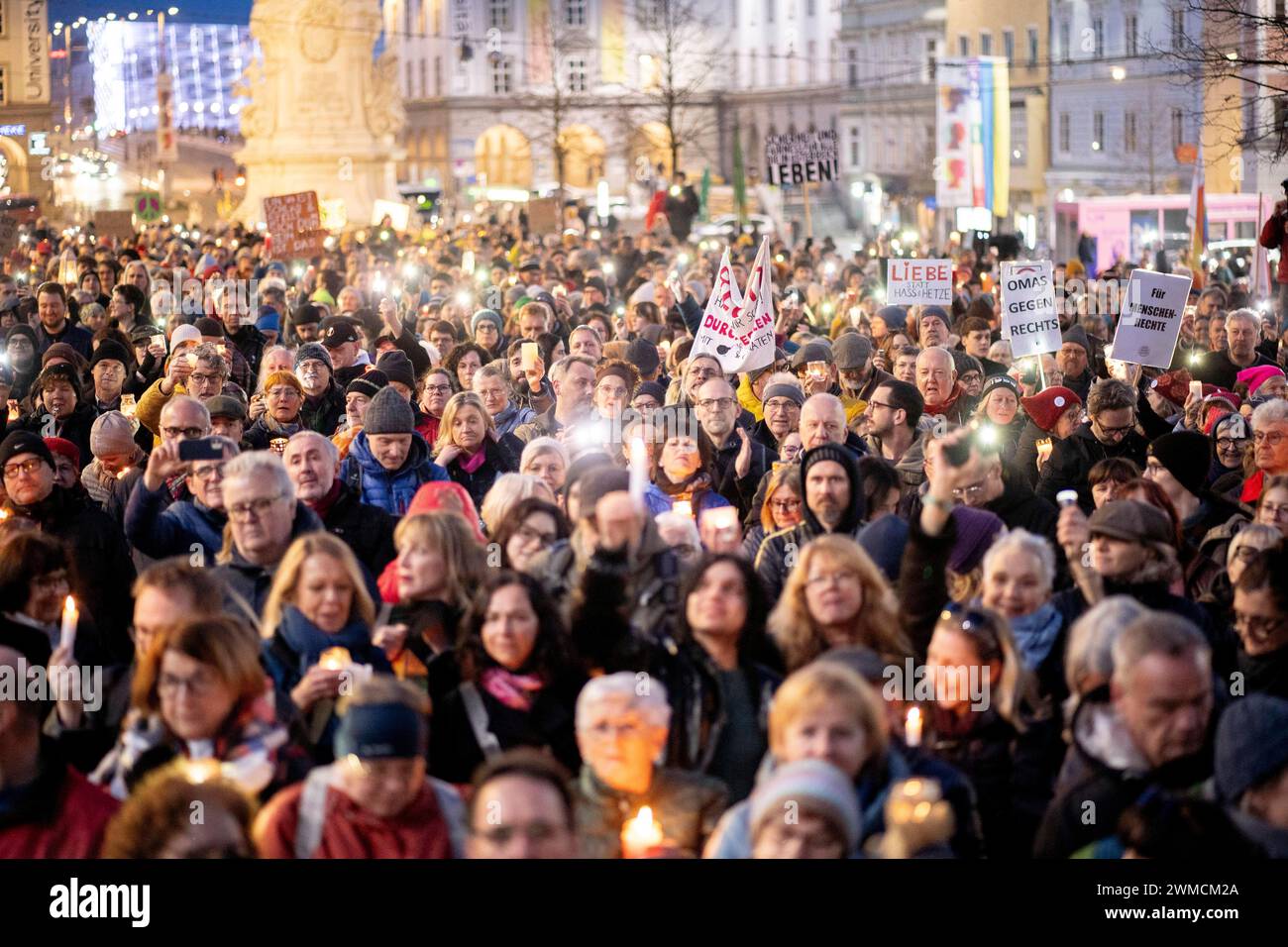 Linz, Österreich. 25. Febbraio 2024. Lichtermeer bei Demonstration und Kundgebung Demokratie ...