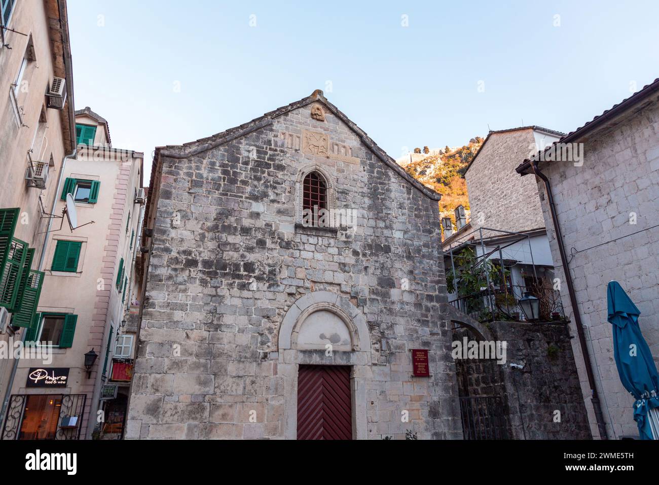 Cattaro, Montenegro - 14 febbraio 2024: St La Chiesa di San Michele è ...