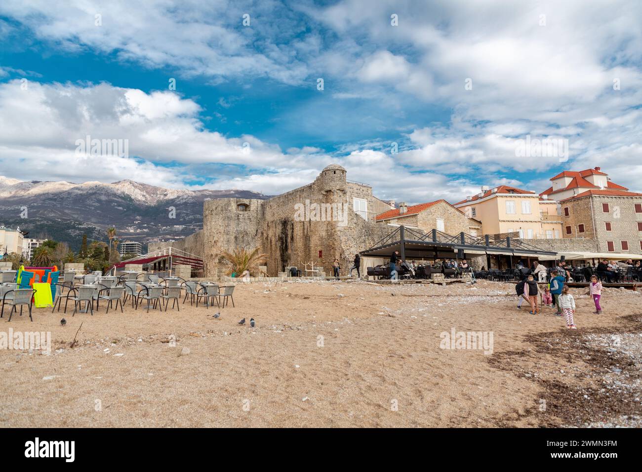 Budva, Montenegro - 13 febbraio 2024: Le mura della città vecchia di ...