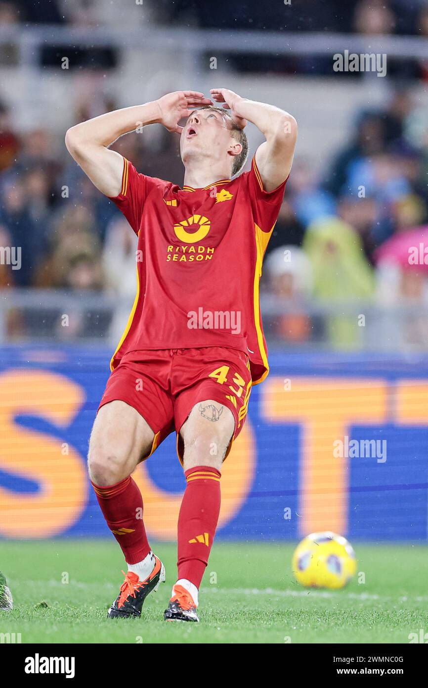 Il difensore danese della Roma Rasmus Kristensen sembra sventato ...