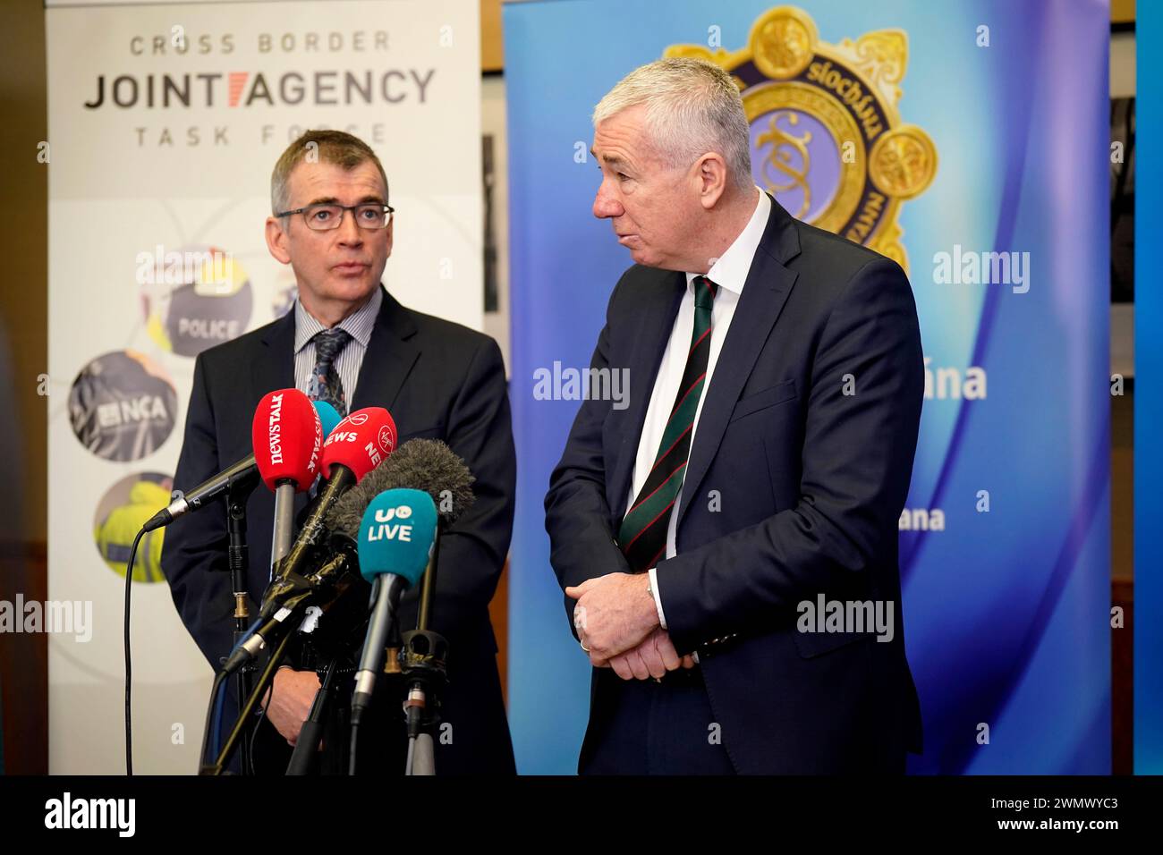 Il Commissario del Garda Drew Harris (a sinistra), insieme al capo ...