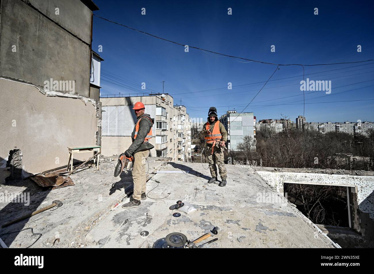 Non esclusiva: ZAPORIZHZHIA, UCRAINA - 27 FEBBRAIO 2024 - i costruttori ...