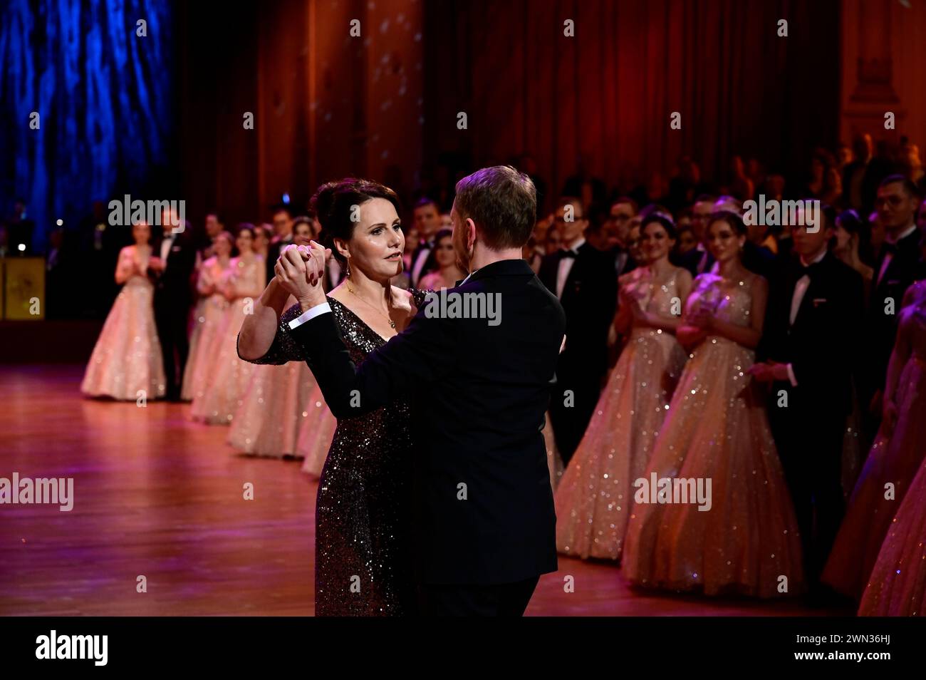 Michael Kretschmer mit Partnerin Annett Hofmann beim 16. SemperOpernball 2024 in der Semperoper ...