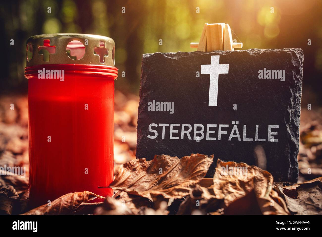 Germania - 29 febbraio 2024: Tomba candela accanto ad una targa con ...