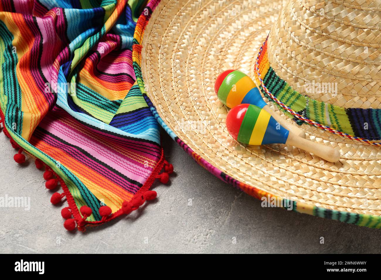 Mexico poncho sombrero maracas background immagini e fotografie stock ...