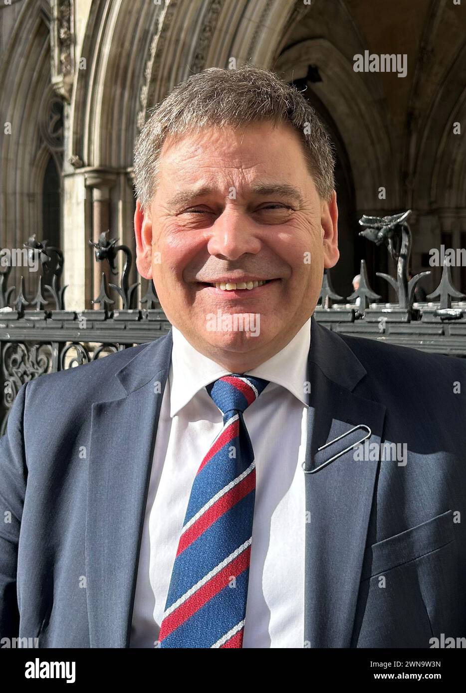 Andrew Bridgen fuori dalla Royal Courts of Justice di Londra, dove ...