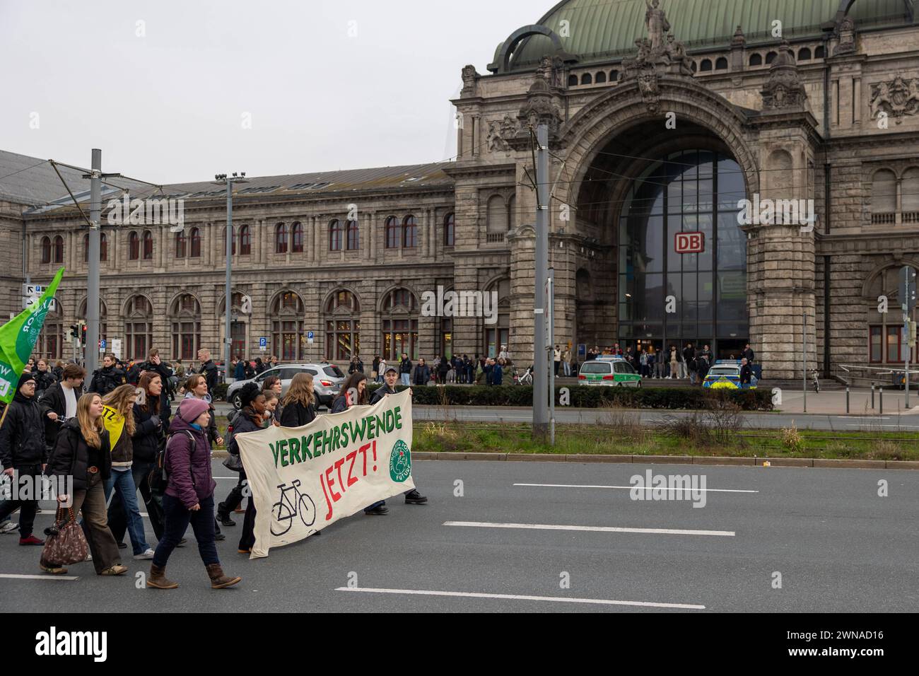 Bundesweiter Klimastreik von Verdi und Fridays for Future Demonstrationszug in Nürnberg rund um ...