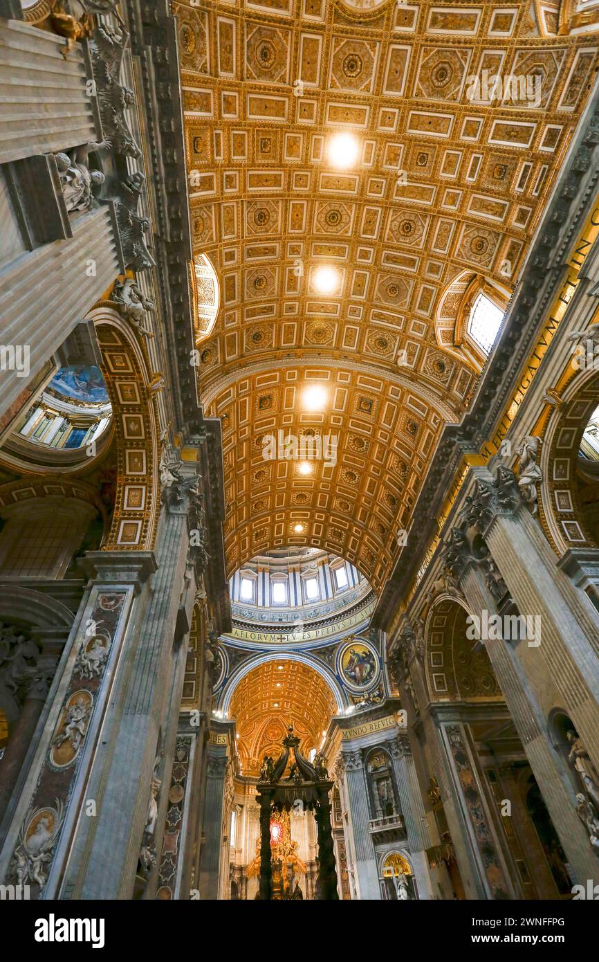 Interno della famosa Cattedrale di San Pietro, Basilica di San Pietro ...