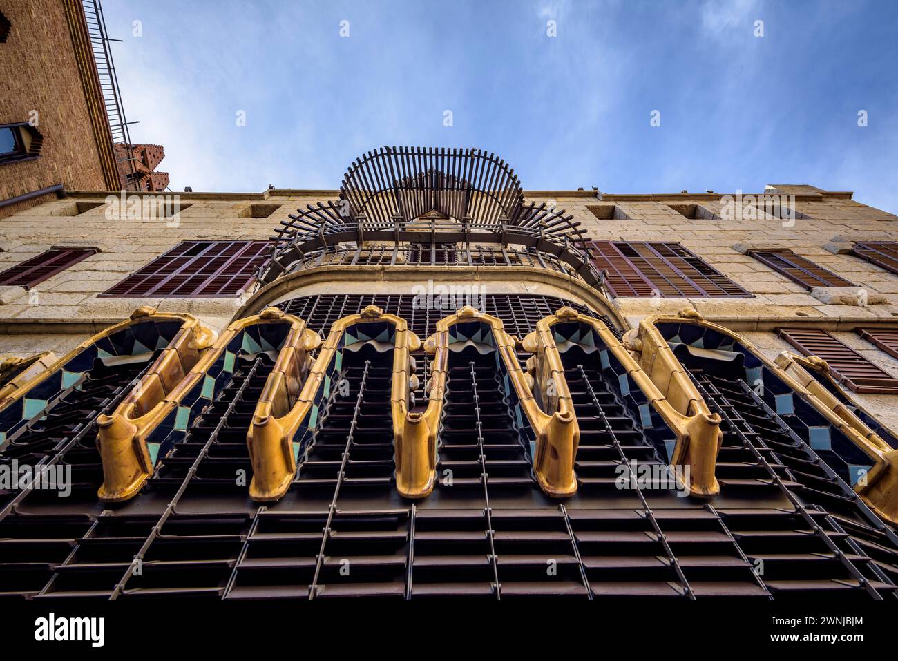 Facciata posteriore del palazzo Palau Güell, opera di Antoni Gaudí ...