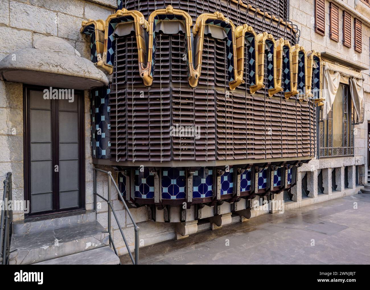 Facciata posteriore del palazzo Palau Güell, opera di Antoni Gaudí ...