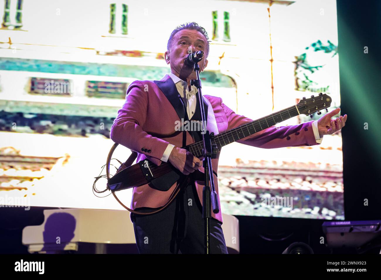 Il cantante italiano Pupo (Enzo Ghinazzi) dal vivo al Teatro cantiere ...