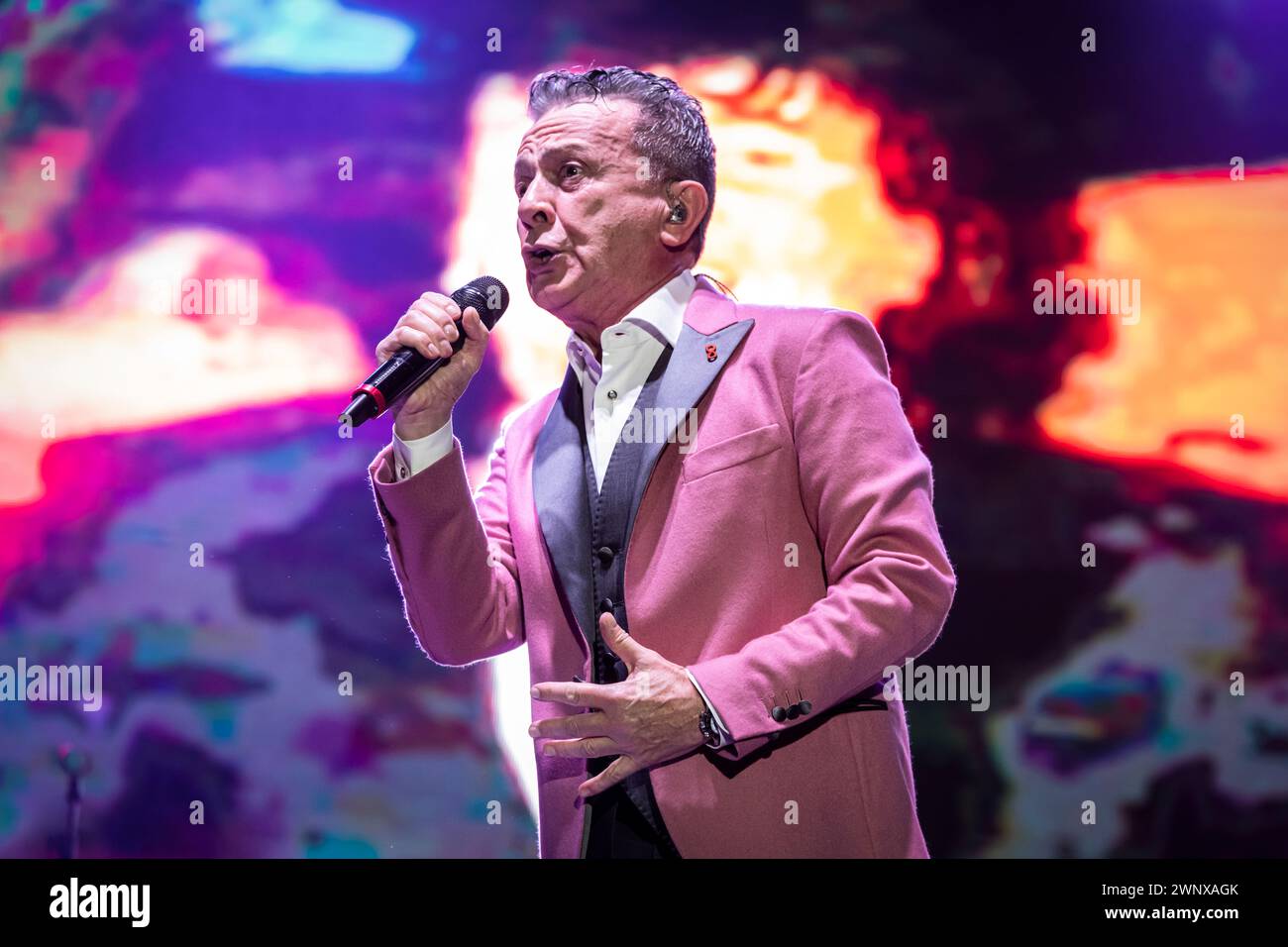 Il cantante italiano Pupo (Enzo Ghinazzi) dal vivo al Teatro cantiere ...