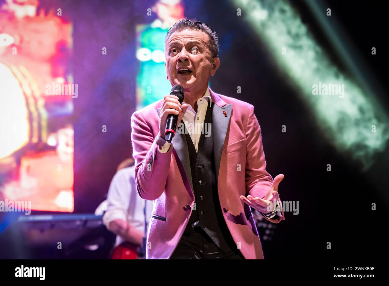 Il cantante italiano Pupo (Enzo Ghinazzi) dal vivo al Teatro cantiere ...