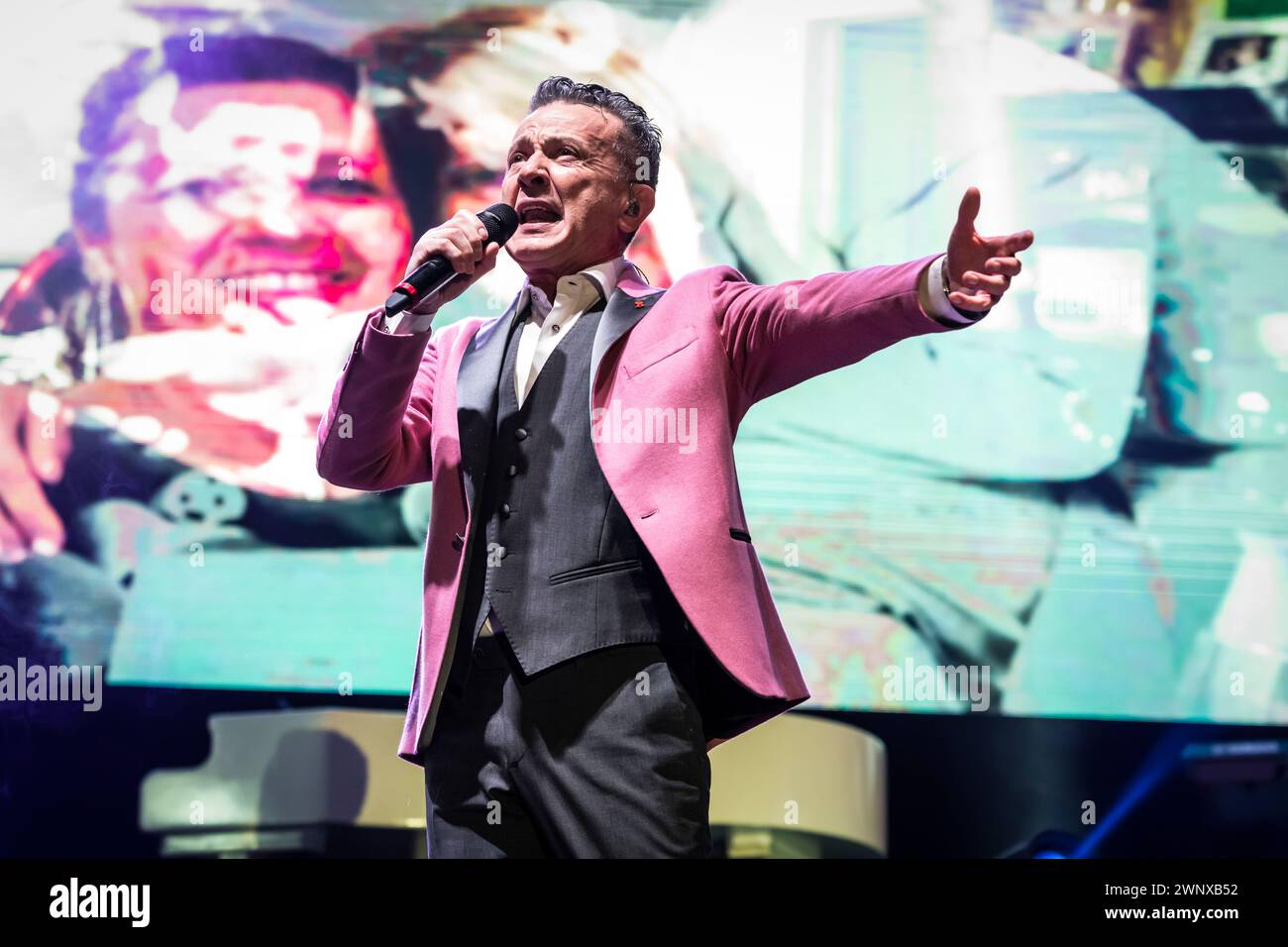 Il cantante italiano Pupo (Enzo Ghinazzi) dal vivo al Teatro cantiere ...