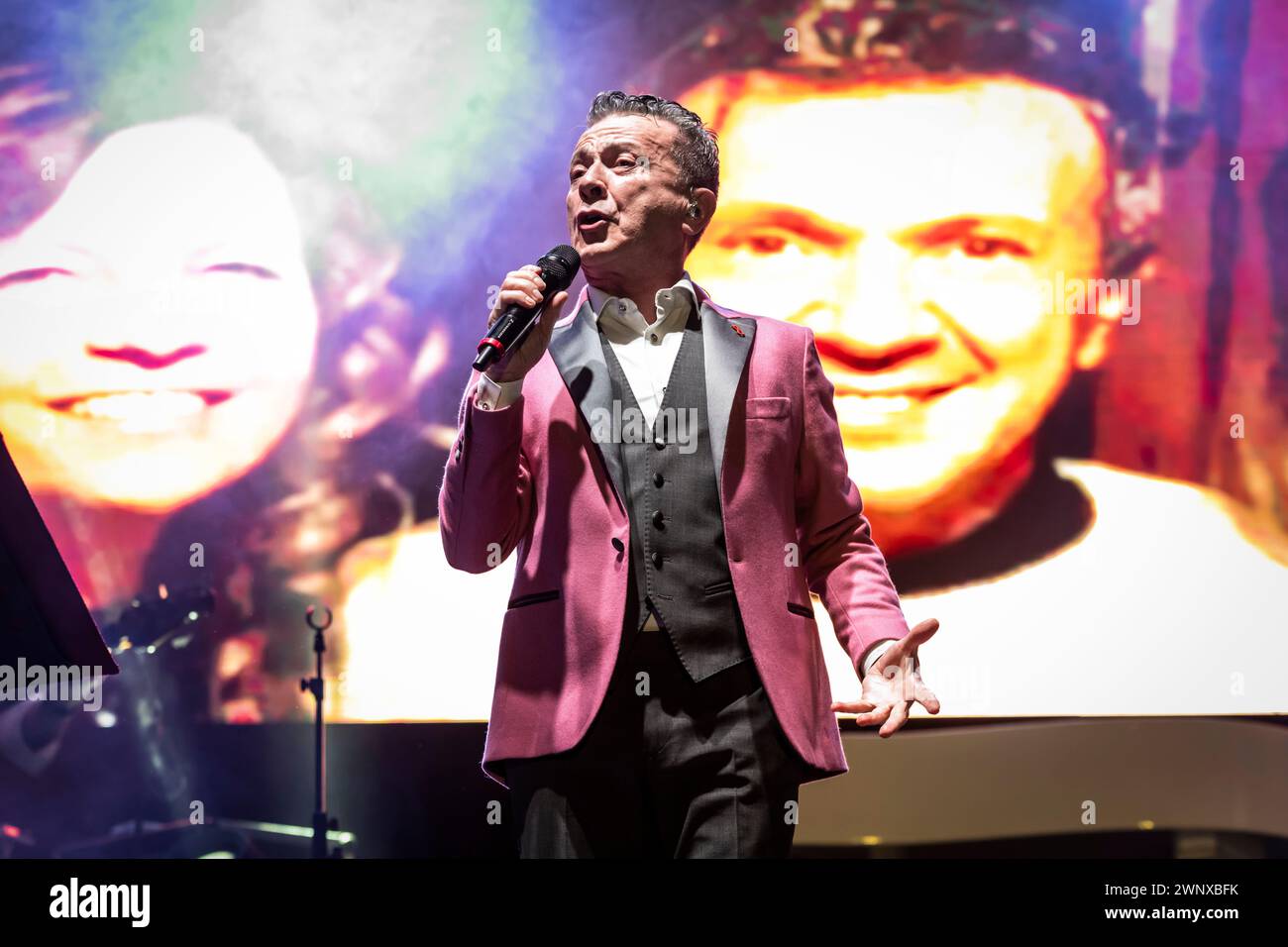 Il cantante italiano Pupo (Enzo Ghinazzi) dal vivo al Teatro cantiere ...