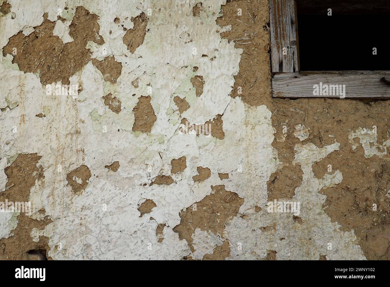 Il muro di una vecchia casa residenziale costruita con mattoni fatti di ...