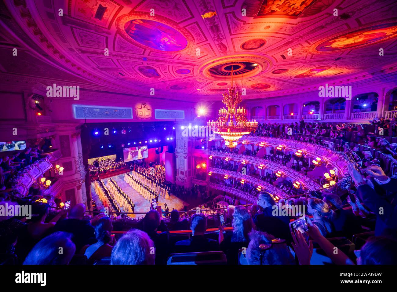 Semperopernball 2024 Semper Opernball 2024. Einmarsch der Debütanten ...