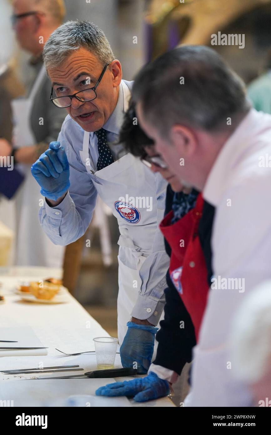 Lo chef reale Mark Flanagan aiuta a giudicare le iscrizioni di quest ...