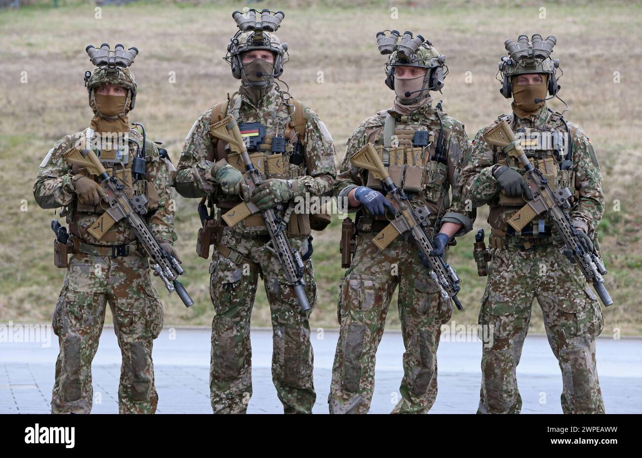 Ein Kommandotrupp des Kommando Spezialkräfte KSK mit Sturmgewehr ...