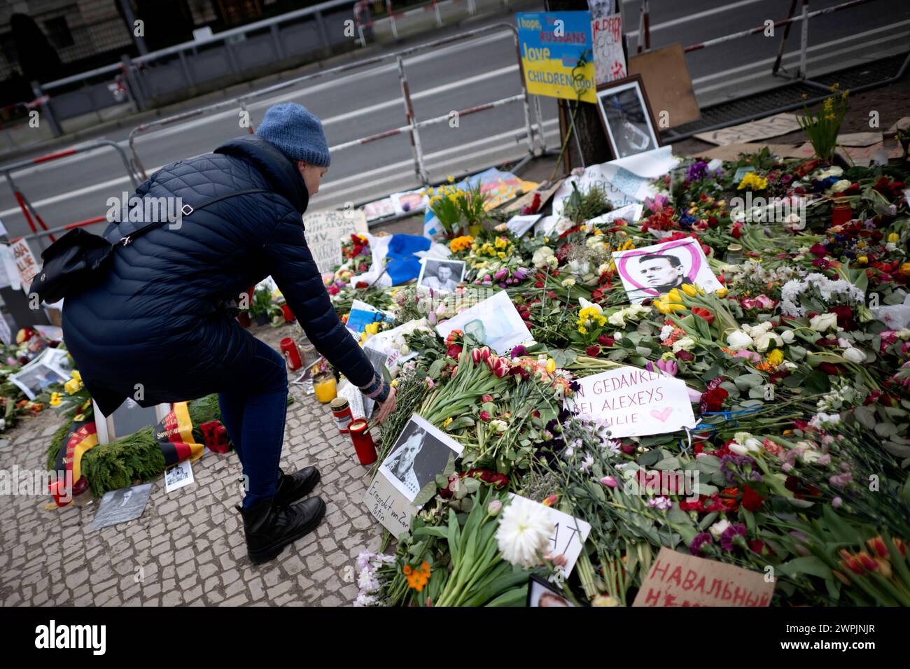 Navalny Memorial DEU, Deutschland, Germania, Berlino, 01.03.2024 Frau ...